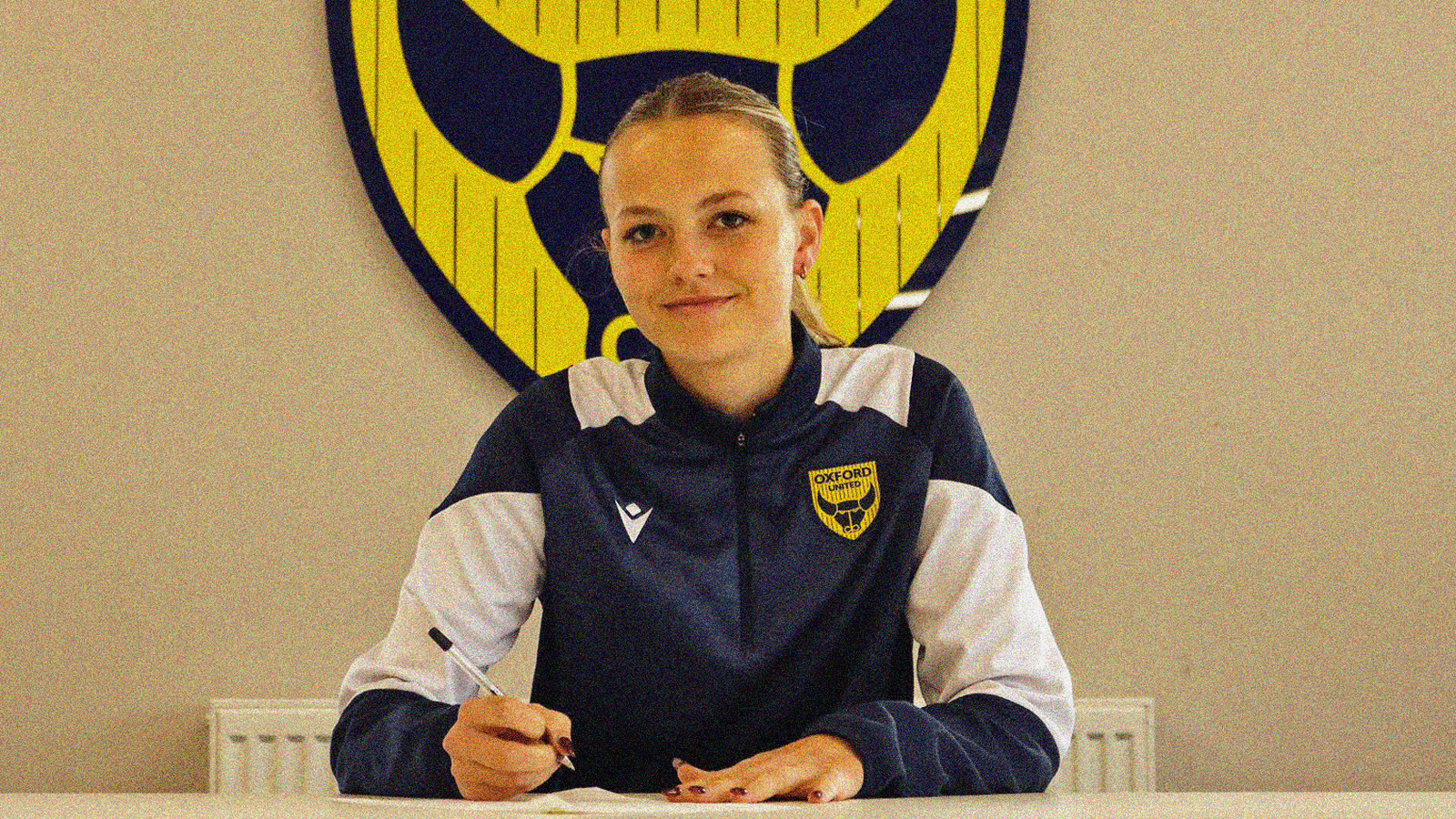 Ellie-Mae Richardson Signs Contract | Oxford United Football Club